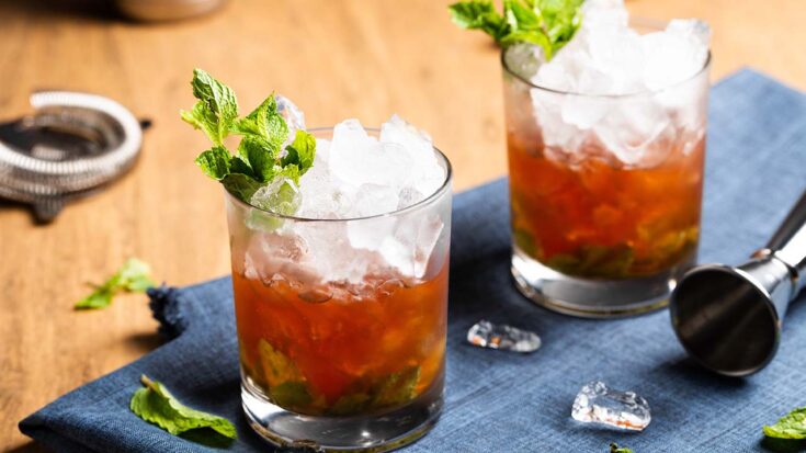 15 Best On the Rocks Cocktails to Drink