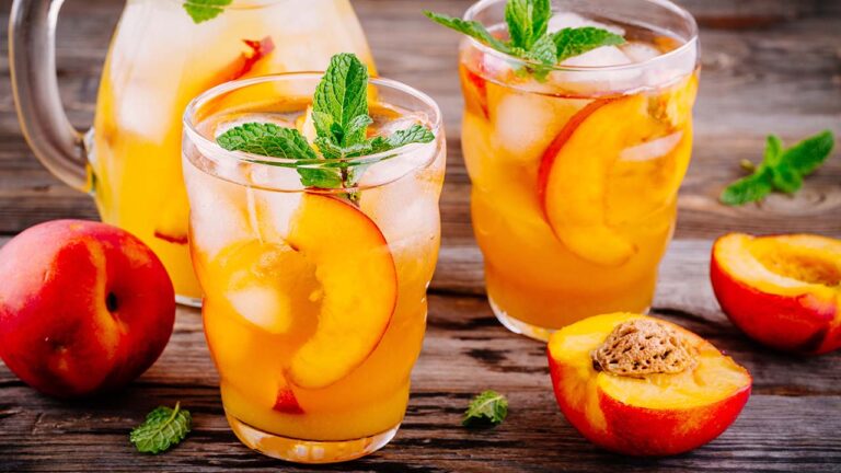 15 Best Peach Cocktails to Drink