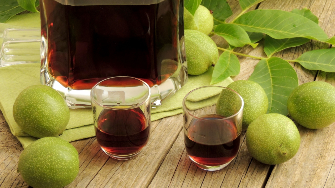 7 Best Nut Flavored Liqueurs to Drink