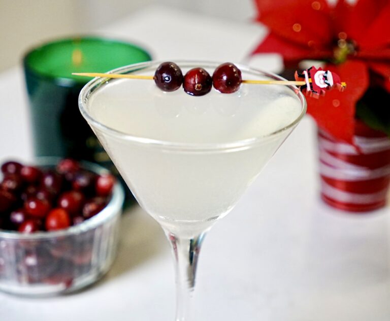 White Clausmopolitan: A Cheerful Holiday Recipe for Festive Christmas