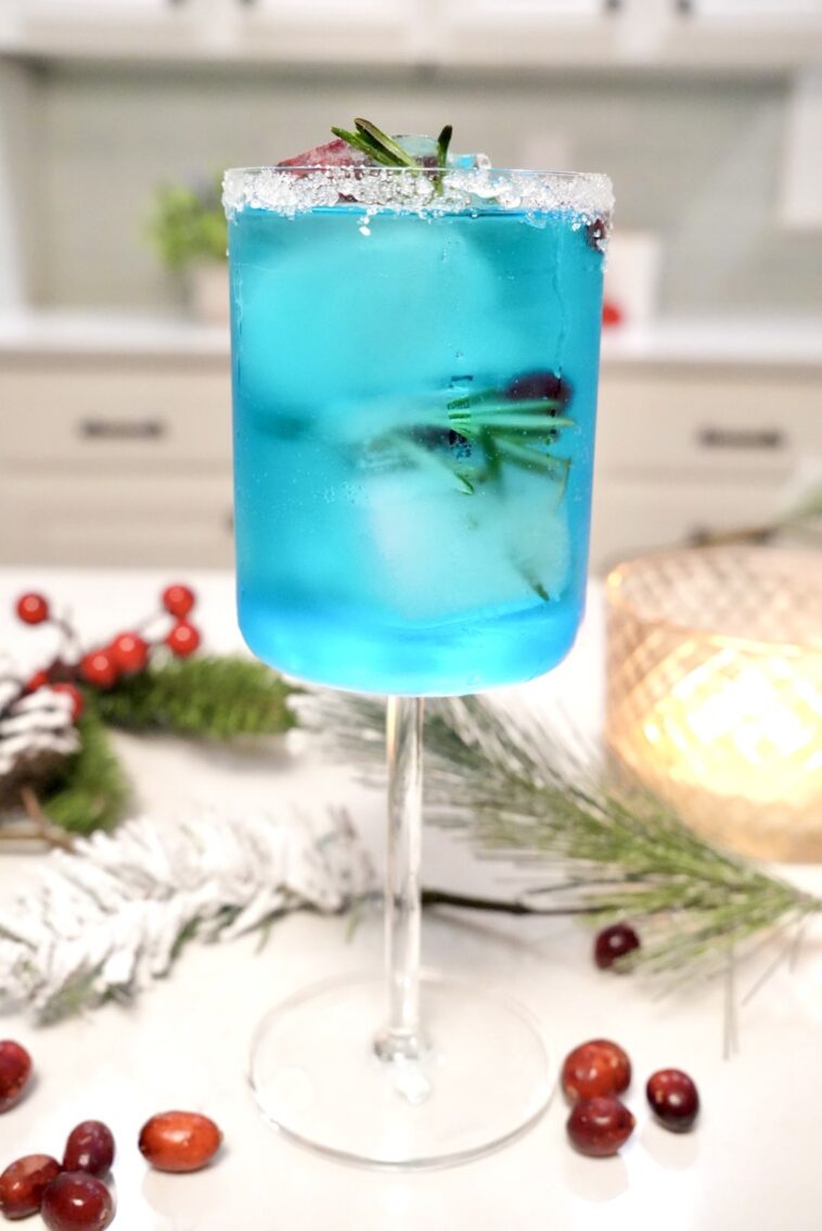 Frosted Berry Spritz: A Refreshing Holiday Cocktail With Bright Flavor